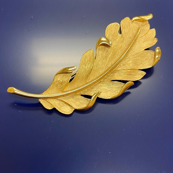 Trifari | Jewelry | Vintage Trifari Gold Leaf Shaped Brooch | Poshmark